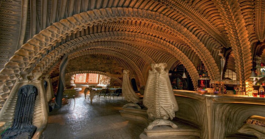 Suisse insolite : musée H.R Ruedi Giger, des aliens au cœur de Gruyères ...