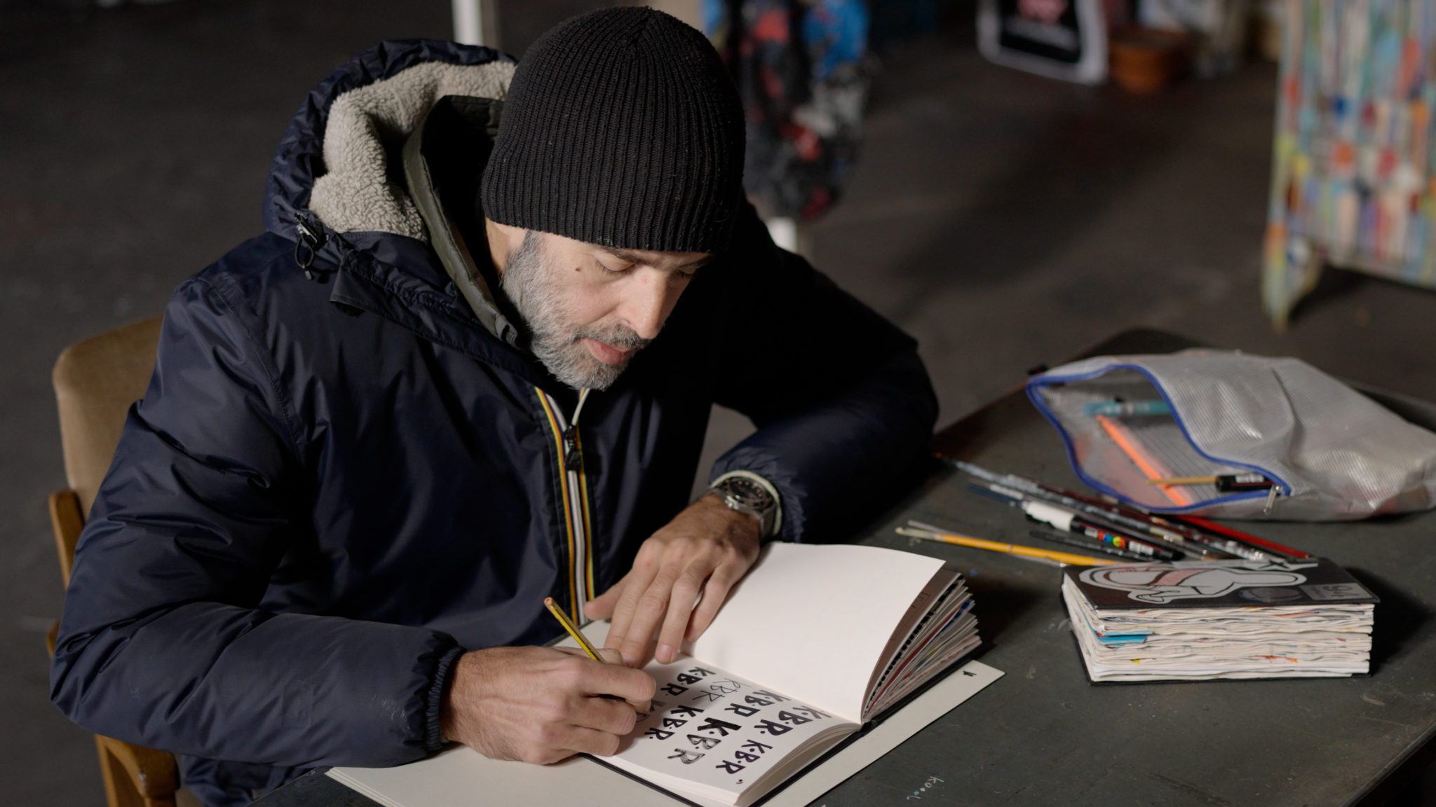 L'artiste Denis Meyers tague les murs de KBR… en toute légalité ...