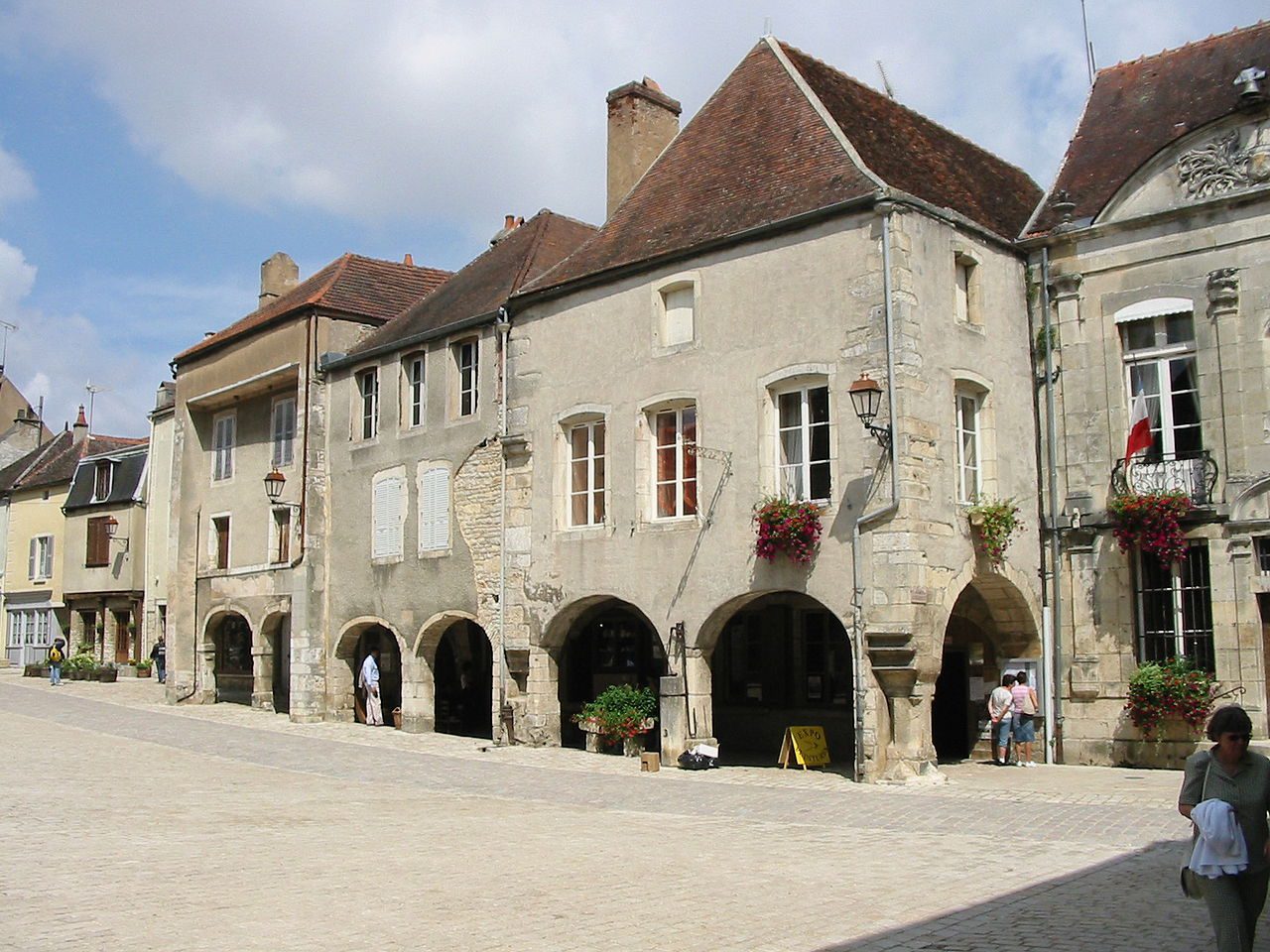 Noyers-sur-serein : une cité médiévale bourguignonne à visiter - Culturius