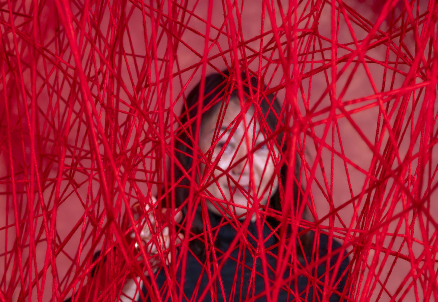 Chiharu Shiota, l'artiste japonaise qui vous attrapera dans un étonnant ...